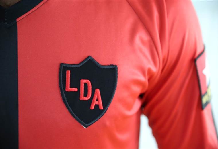 Alajuelense presenta las camisetas retro que utilizará este domingo en ...