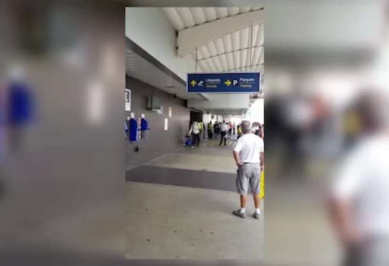 Vídeo: Así fue la llegada del cantante Bryan Adams a Costa Rica | Teletica