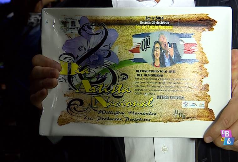 Norval Calvo director de 'Pelando el Ojo' recibió reconocimiento el Día ...