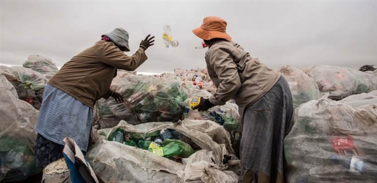 Una botella de plástico retornable puede ser rellenada de 10 a 15 veces ...