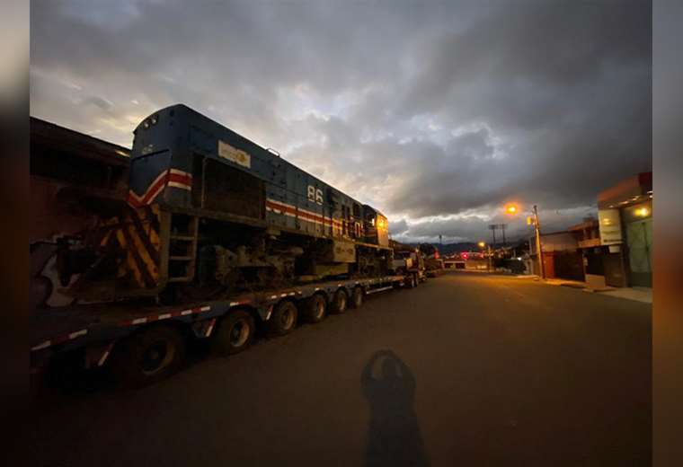 Operativo de Incofer permitió llevar antiguas locomotoras hasta Limón ...