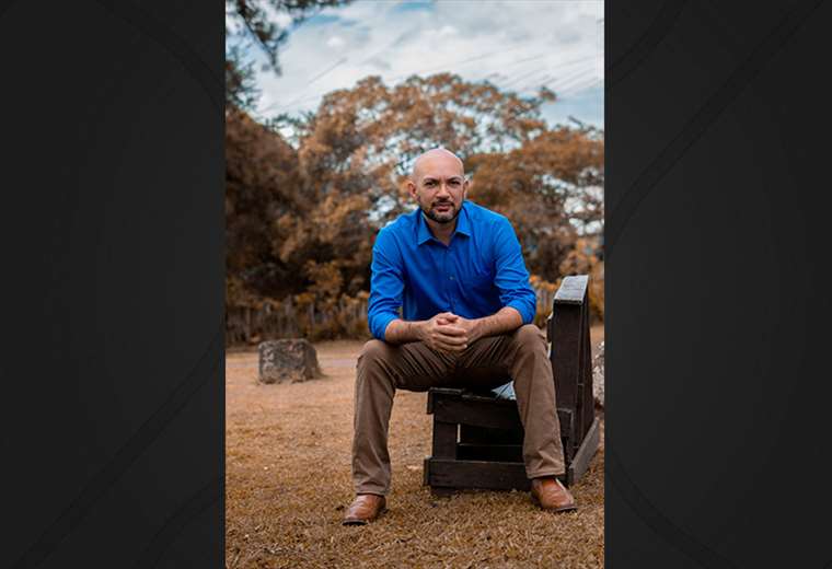 Cantautor tico Richard Castro lanza 'Ni una más, ni una menos' | Teletica