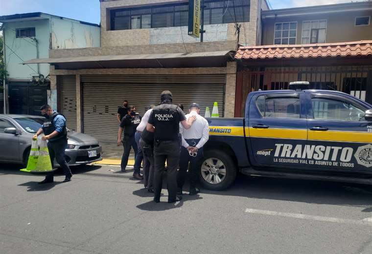 Detienen a tres tráficos sospechosos de pedir dinero a cambio de no hacer multas | Teletica