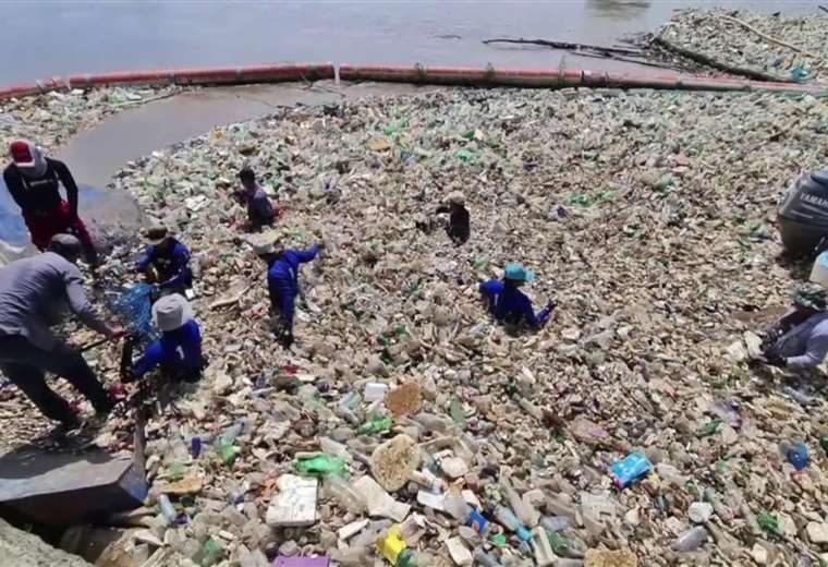 Video: Así funciona el interceptor de basura en el río más contaminado ...
