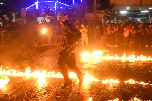 Batalla de las bolas de fuego, un centenario ritual que desafía al peligro en El Salvador | Teletica